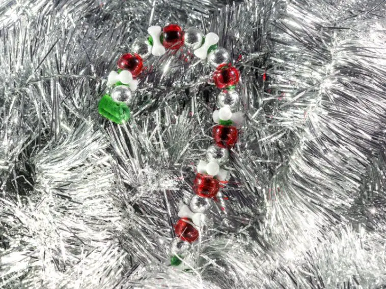 Deck the Halls with the 8 Best Pipe Cleaner Christmas Crafts! – Craftwhack